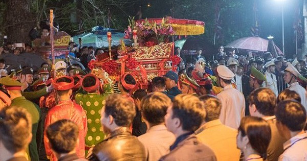 “Mưa tiền”, trèo rào, chen lấn trong lễ khai ấn đền Trần Nam Định